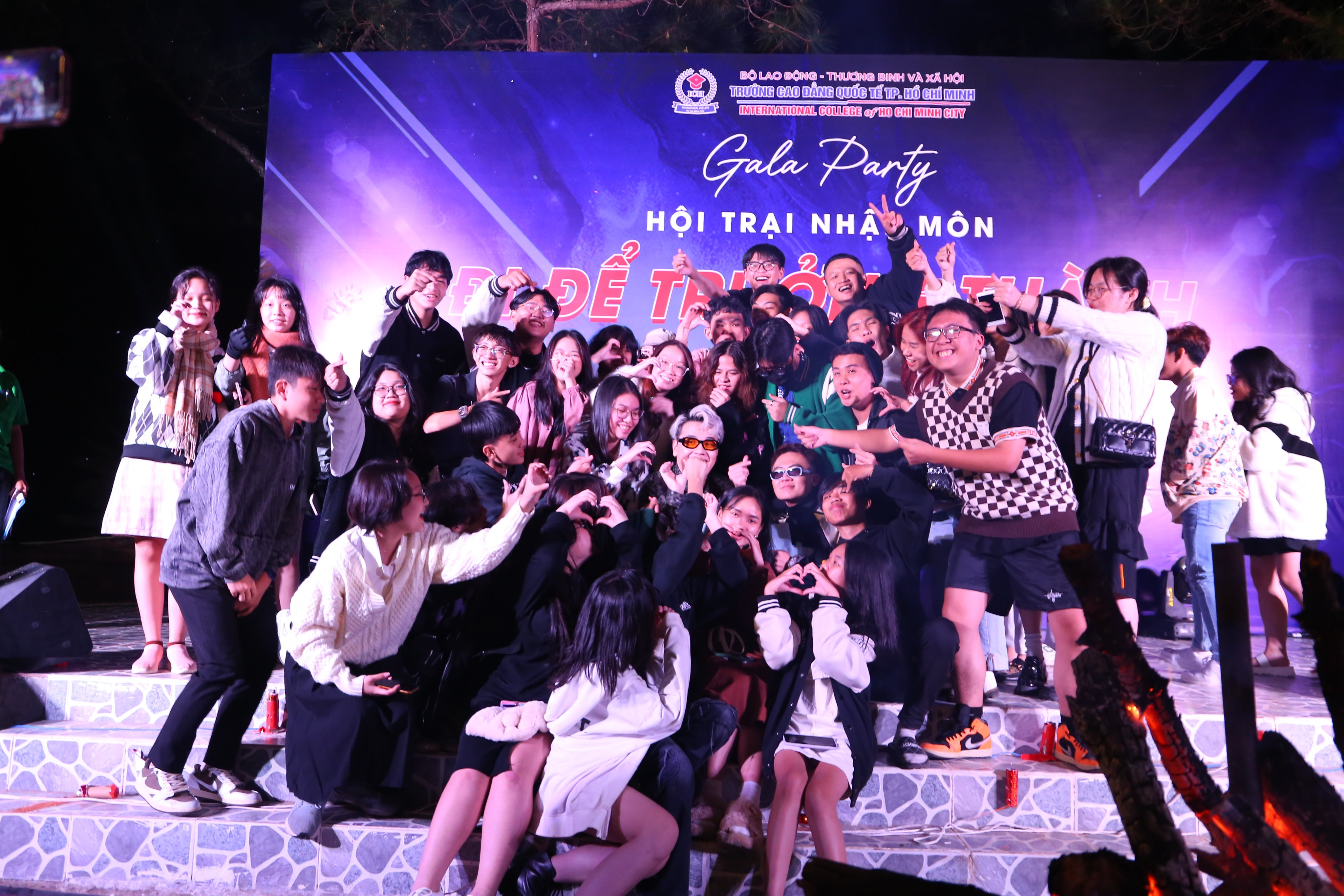 TÂN BINH V-POP SEAN VÀ RAPPER FREAKY “THẮP SÁNG” HỘI TRẠI TRUYỀN THỐNG ...